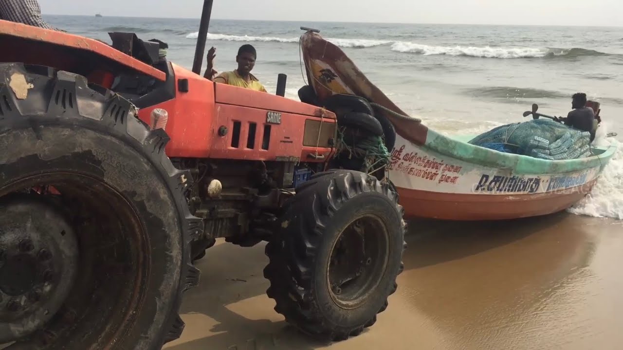 Amazing Boat pushing Same 4WD Tractor most powerful in fishing field ...
