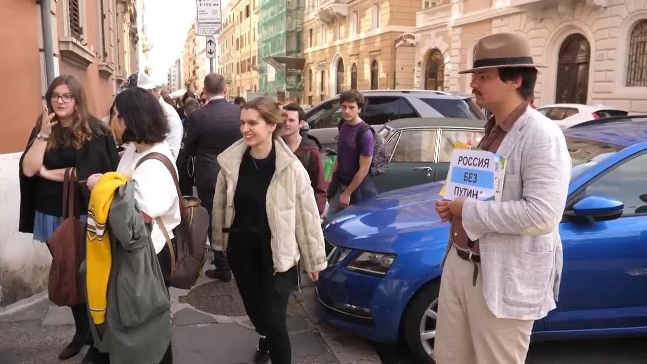 Russians queue outside Rome embassy to vote in Russia elections - YouTube