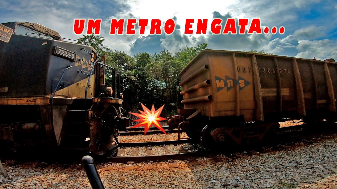 Manobra de engate de locomotiva de auxílio na cauda do trem no pátio do ...