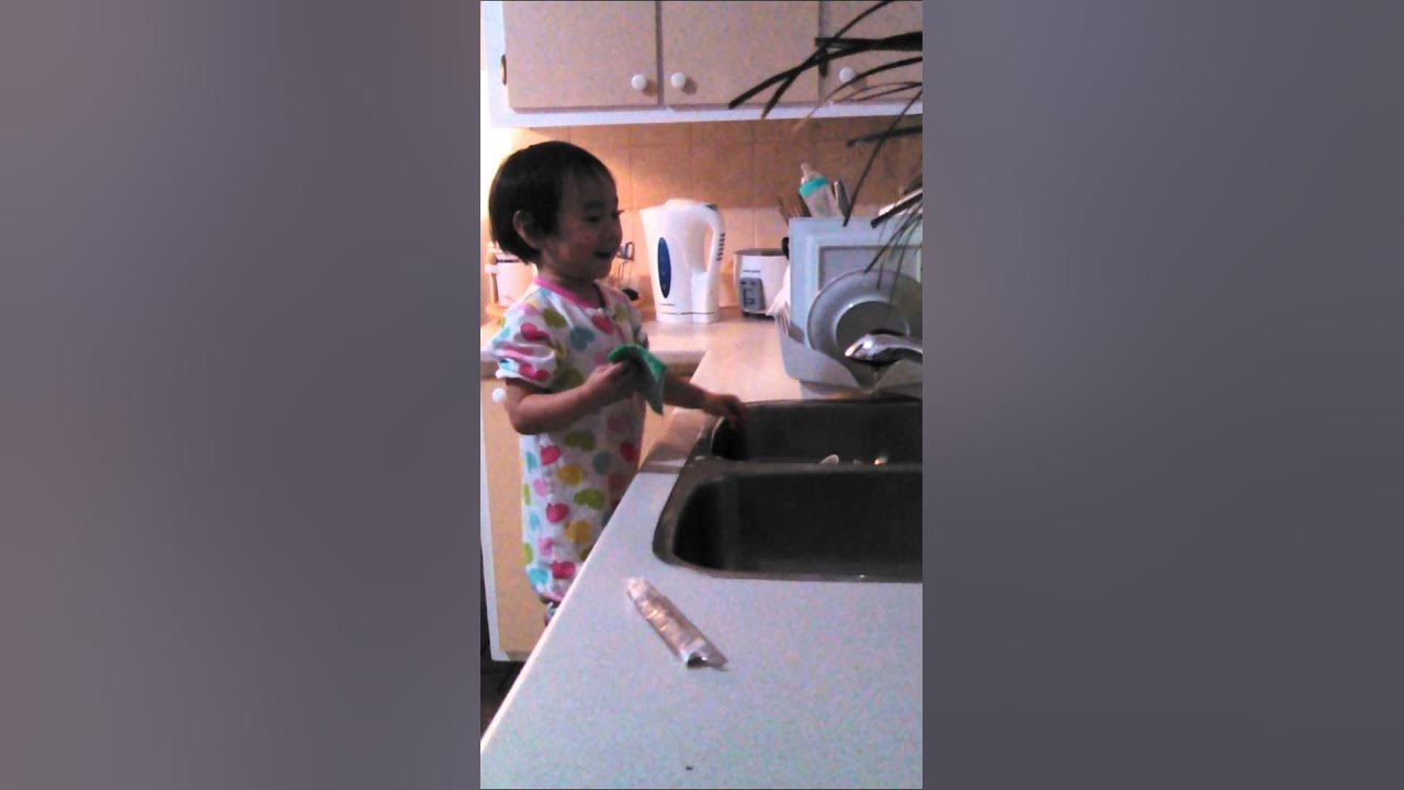 Lovely Daughter Help Her Mom Wash Dishes Youtube