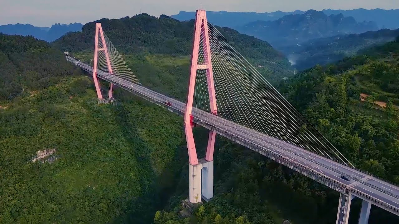 Wuling Mountain Bridge is an important passage for travel in ...