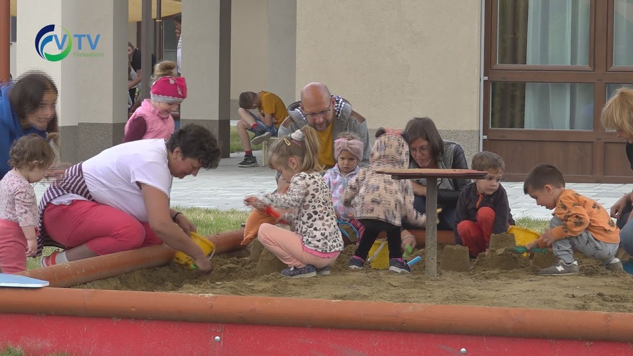 Gyermeknapi programok a katolikus óvodában - YouTube