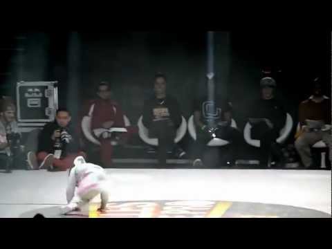 Küçük kız profesyonel dansçılara taş çıkarttı...