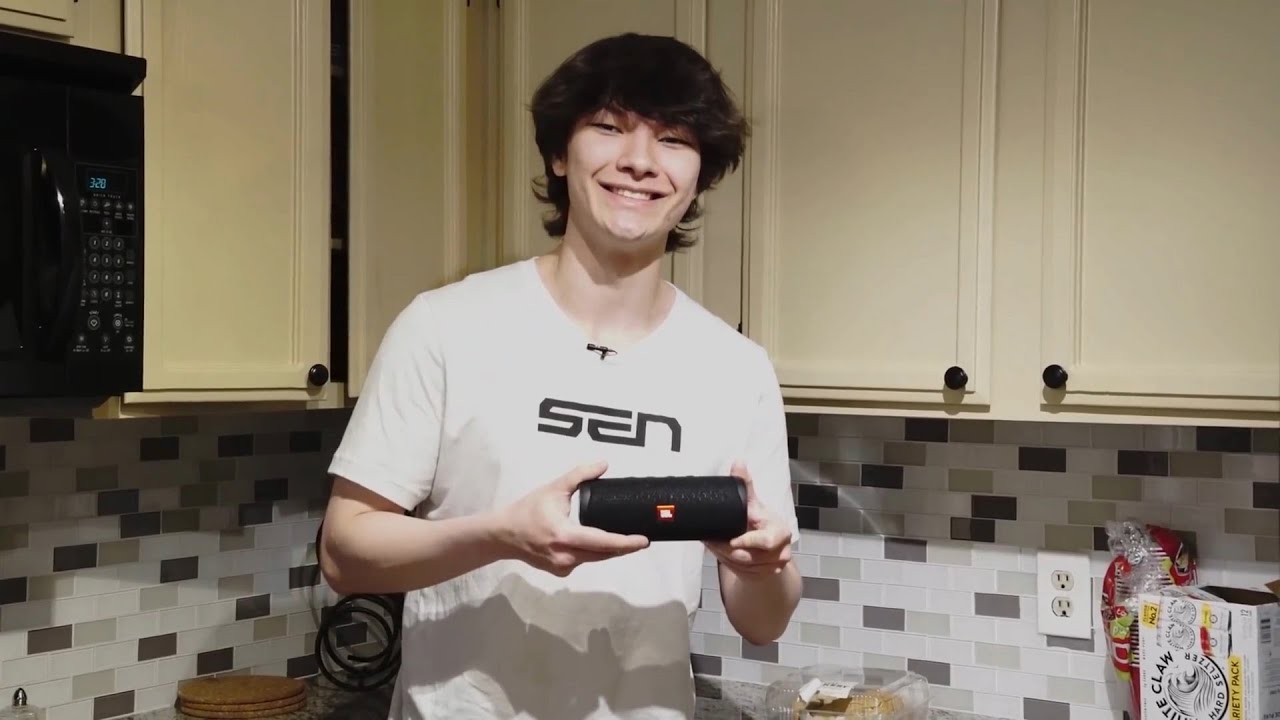 Sinatraa flexing his Flip 5 JBL speaker in 4K 240FPS - YouTube