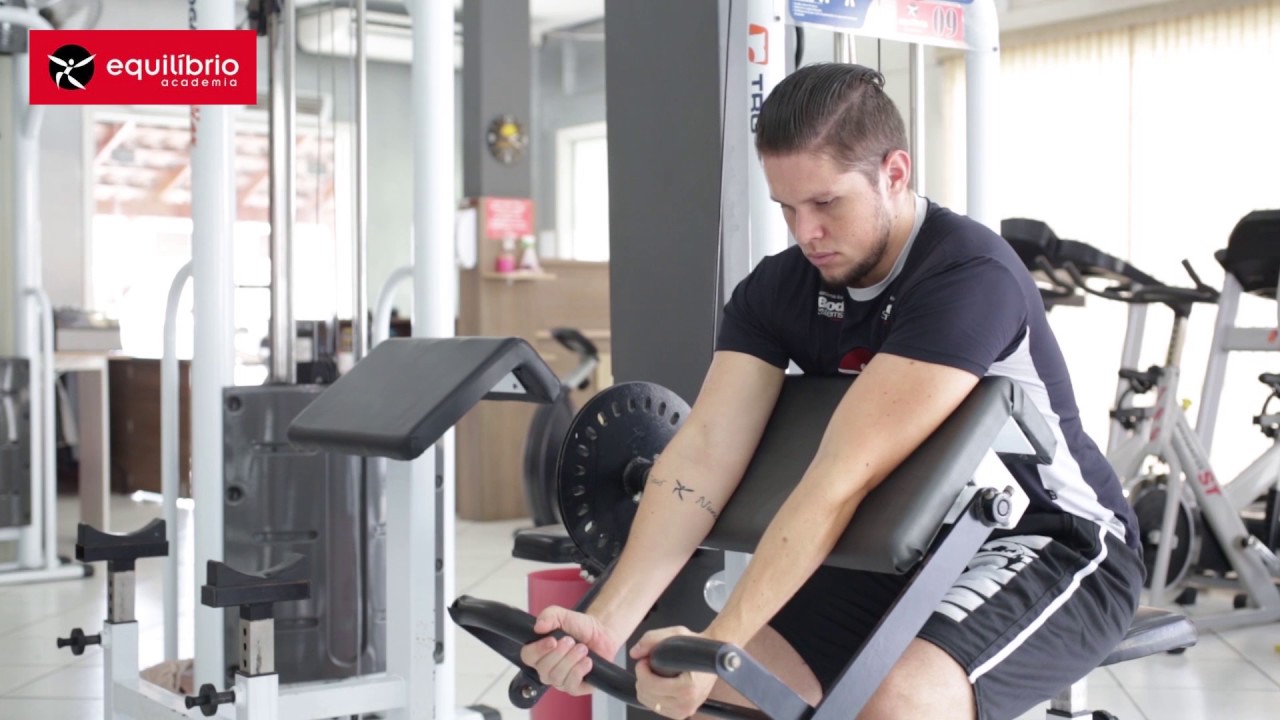 Academia Equilíbrio - Rosca Biceps Scott Máquina - YouTube