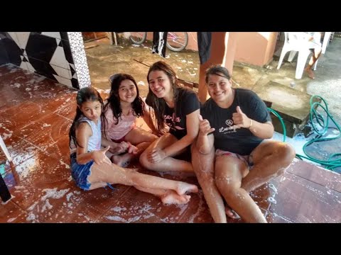 BRINCANDO DE ESCORREGAR NA ÁREA