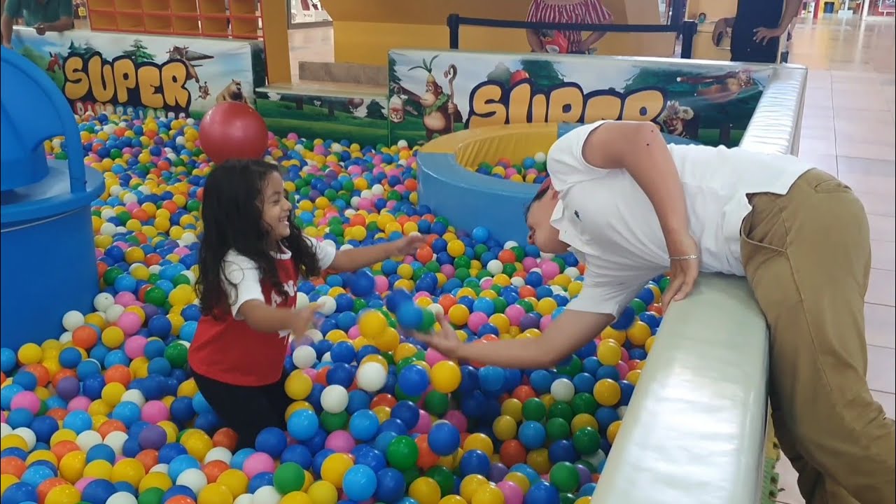 El Cuaz de El Good Chapin jugando con Yaretzy en la piscina de pelotas ...