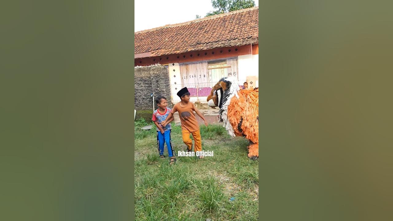 Dua bocil pulang ngaji disrudug Can Macanan, Can macanan di hajar pake sapu sama emaknya - YouTube