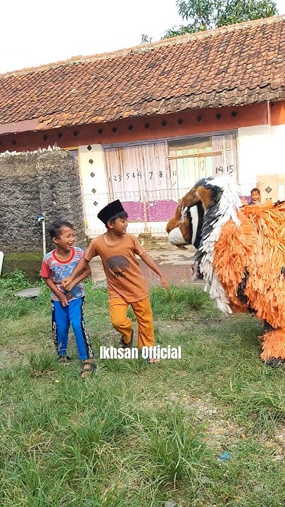 Dua bocil pulang ngaji disrudug Can Macanan, Can macanan di hajar pake sapu sama emaknya - YouTube