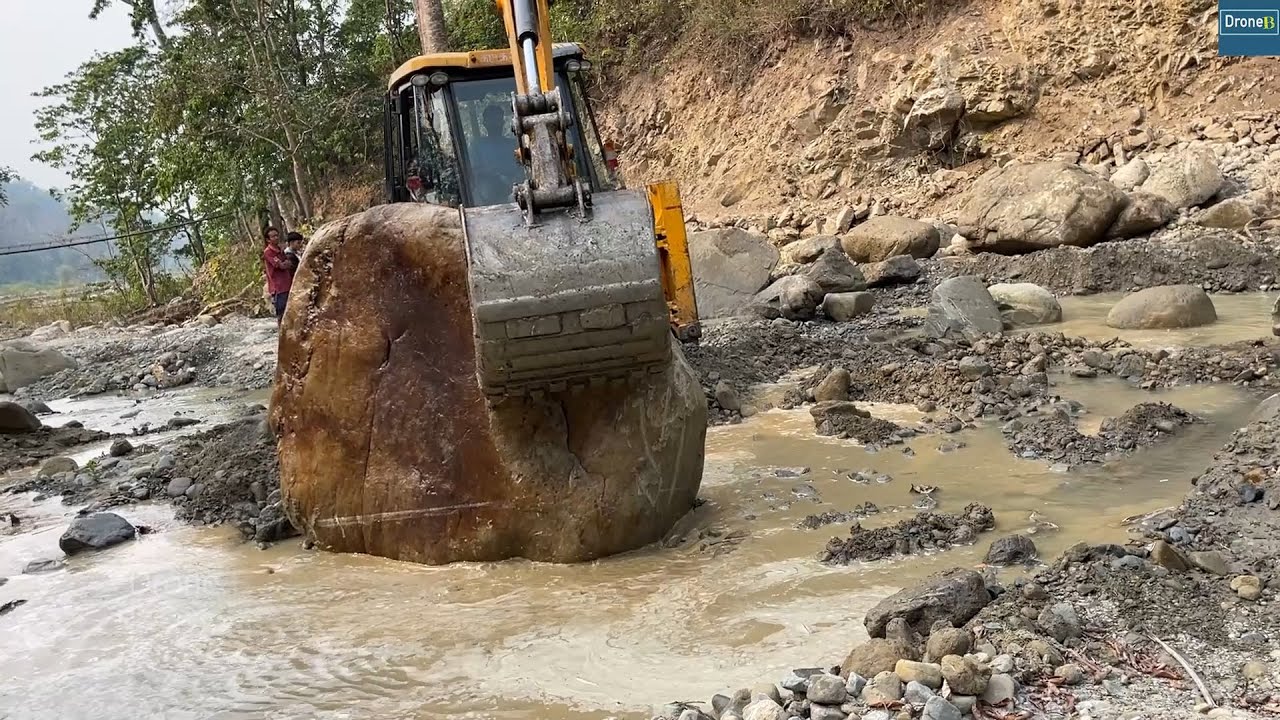 Digging Out River Treasure to Protect Mountain Low Bed Road - YouTube