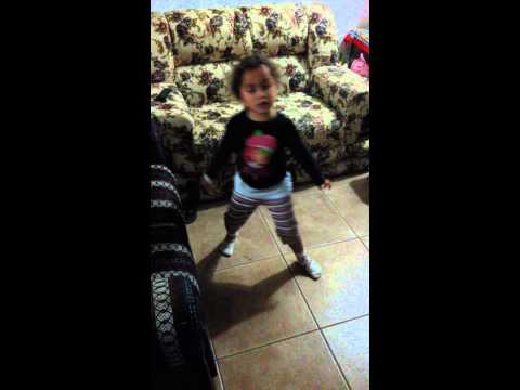 Dudinha de 4 anos dançando ballet