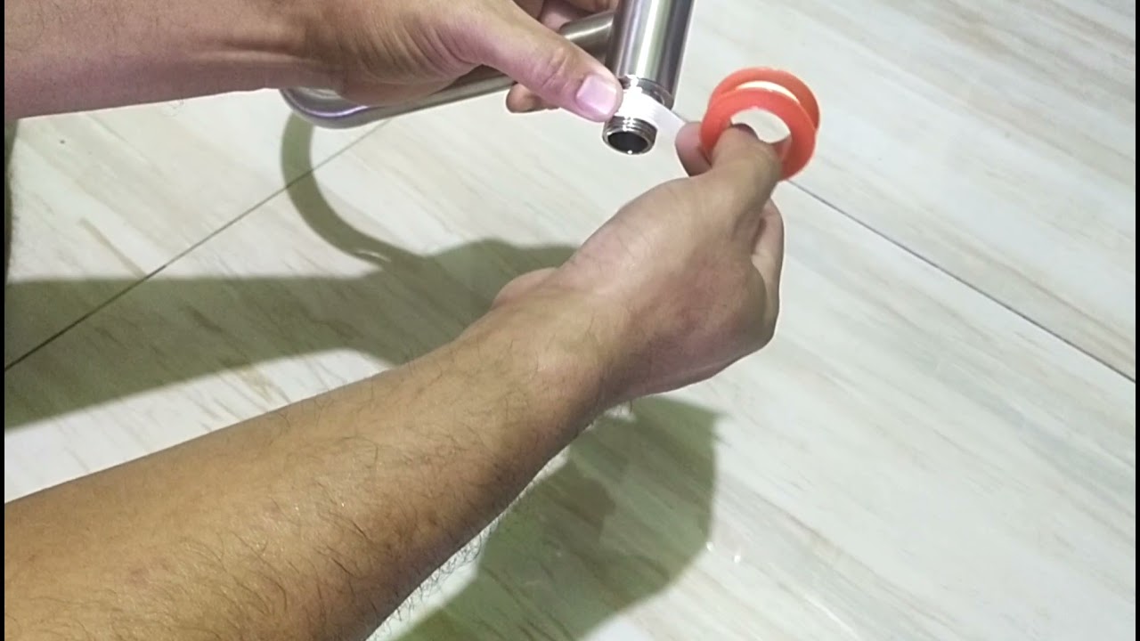Paano maglagay ng teflon tape sa gripo at iba pang pipe - YouTube