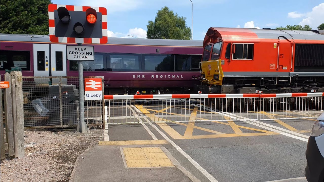 Level Crossing - Station Road, Ulceby - YouTube