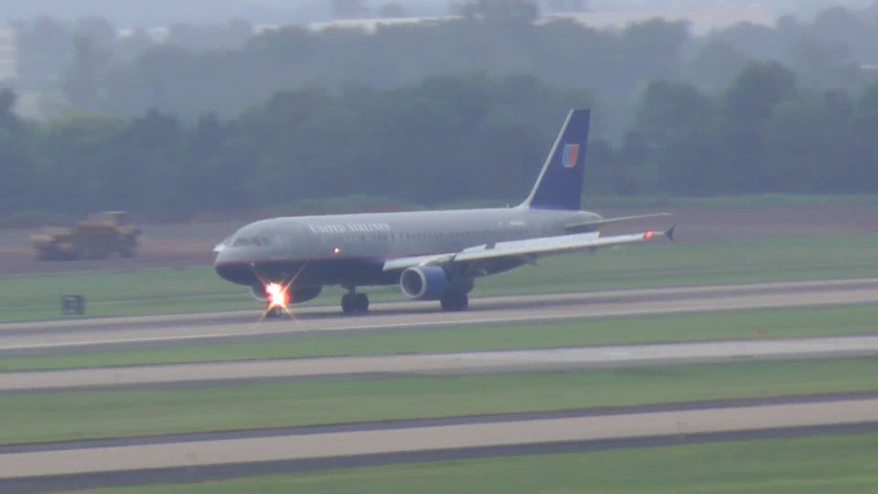 United Airlines A320 Airbus, N464UA landing at IAD on 8/1/10 at 0652 ...