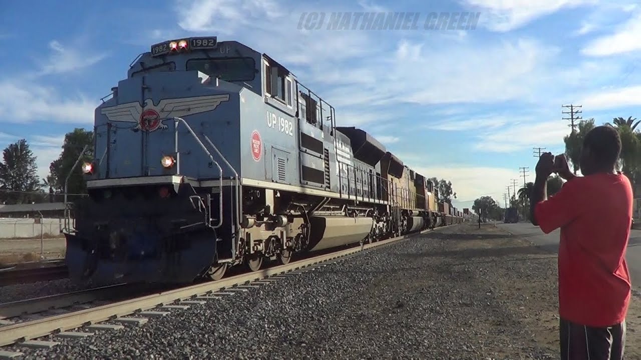 Union Pacific 1982 Missouri Pacific Heritage unit leads the KG4LBB 21 past Ontario, CA - YouTube