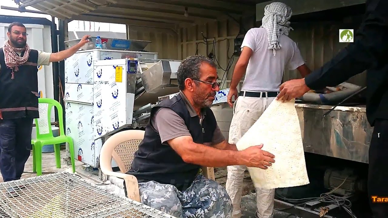 Iraqi Making Bread To Serve Free In Streets Of Iraq - YouTube