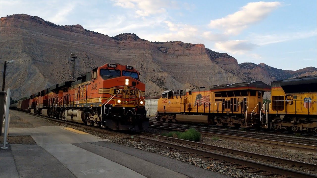 Railfaning August/12/2021 In Helper UT. BNSF Mixed Freight waiting for ...