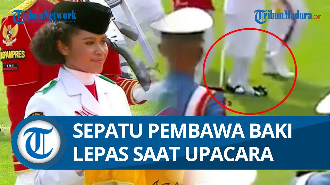 DETIK-DETIK Sepatu Pembawa Baki Bendera Merah Putih Lepas saat Upacara ...