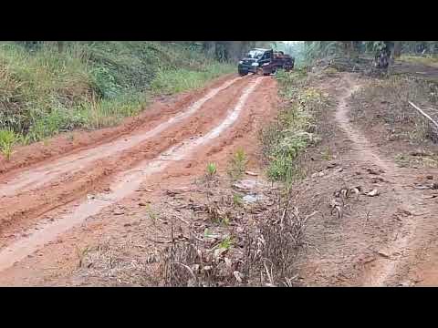 Tanjakan yg licin semua di libas demi bisa keluwar dari jalur - YouTube