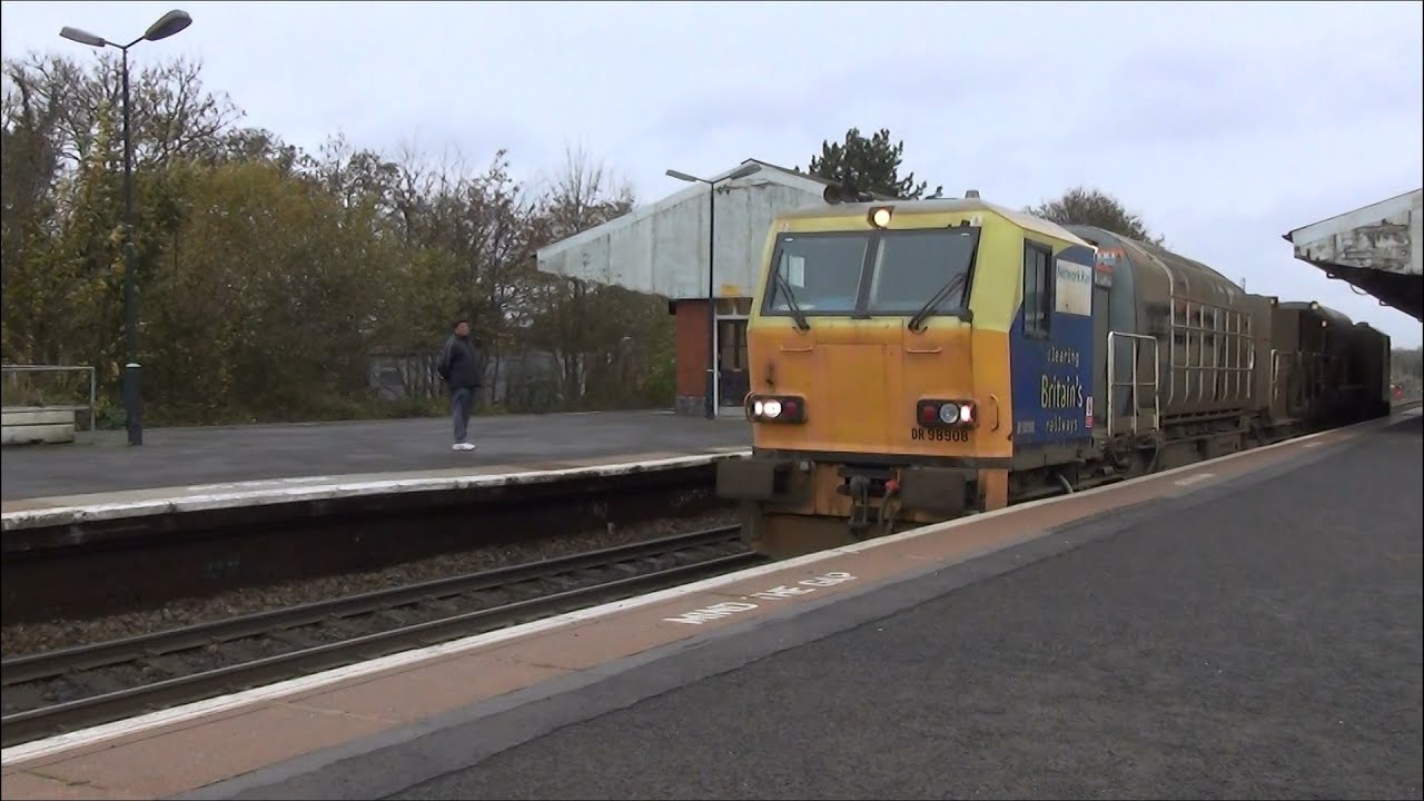 DR98908 & DR98958 Stourbridge, 13/11/14 - YouTube