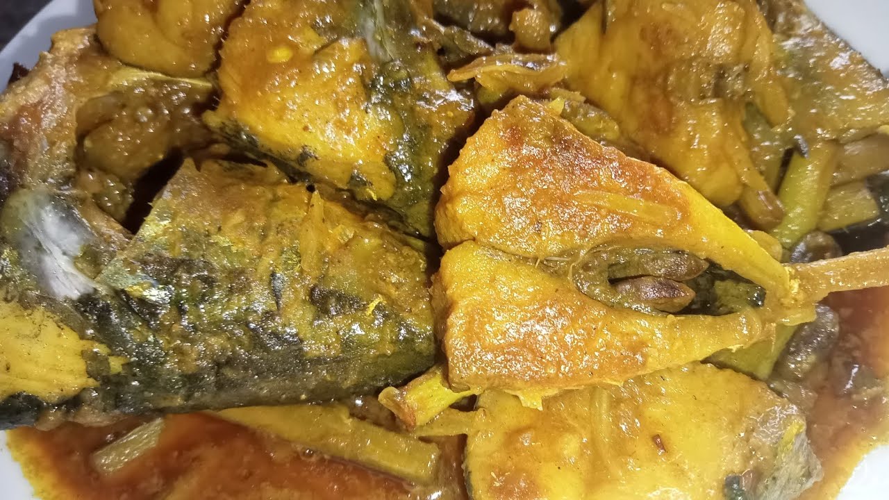 খেয়েছেন নাকি কখনো,কচুর লতি দিয়ে ইলিশ মাছ এর ঝোল,লোভনীয় একটি খাবার ...