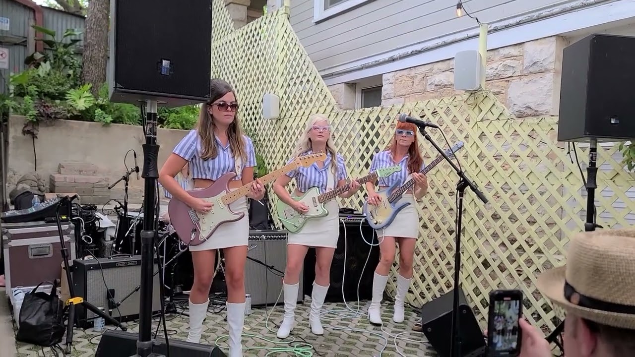 The Surfrajettes live at Pool Burgers 08/10/22 Penetration - YouTube