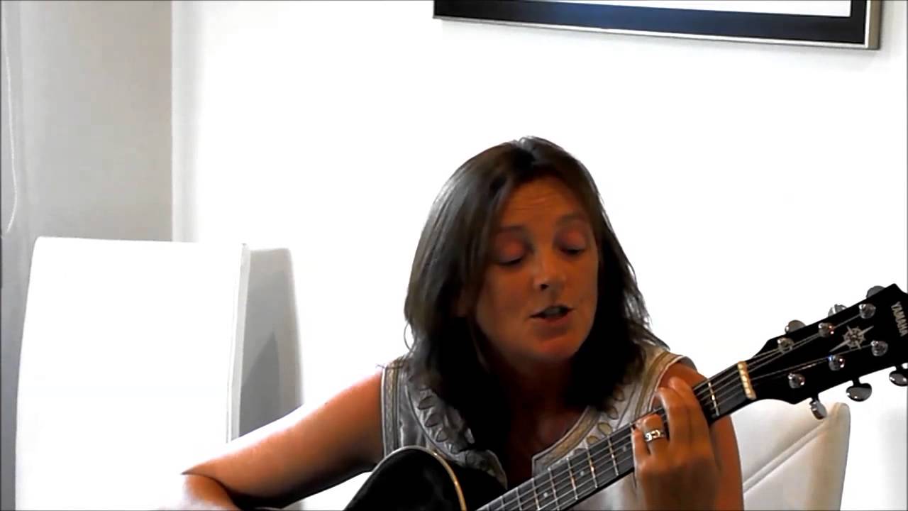 Maeve Heaney singing "Dancing in Our Minds" - YouTube