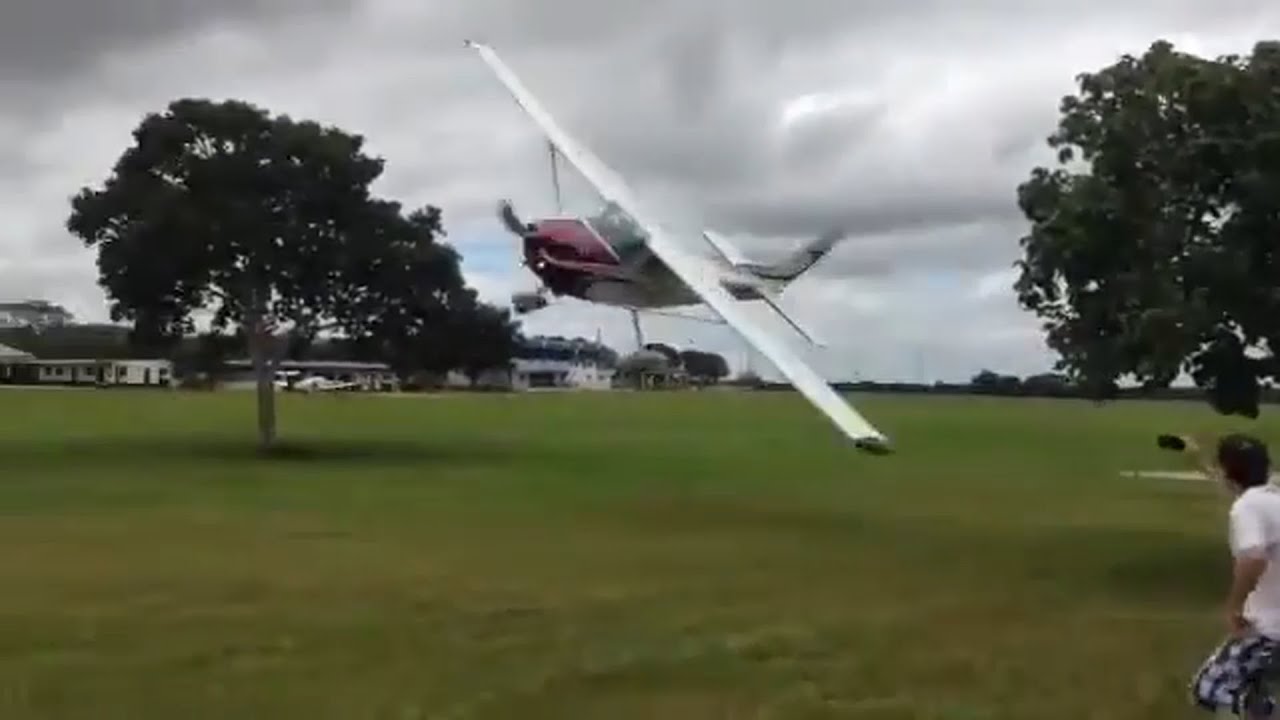 CESSNA LOW FLY BY BETWEEN TREES - YouTube