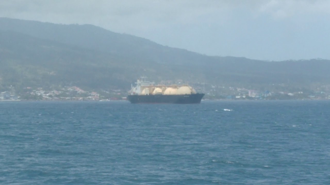 ShipFilm | Berabuh dengan Tenang MT. LNG MALEO di Perairan Bitung - YouTube