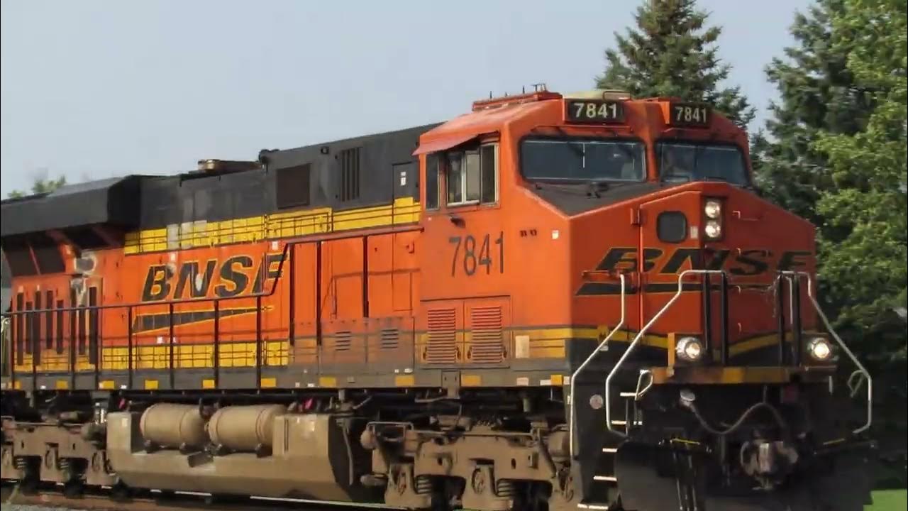 BNSF 7841 Leads 31M With NS 4002 Trailing Thru Warren, MI. - YouTube