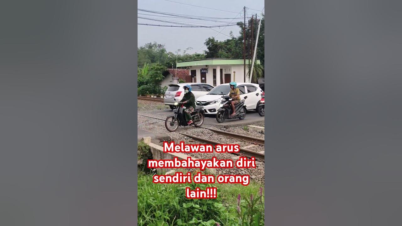 Pengendara motor melawan arus di pintu perlintasan kereta api. - YouTube