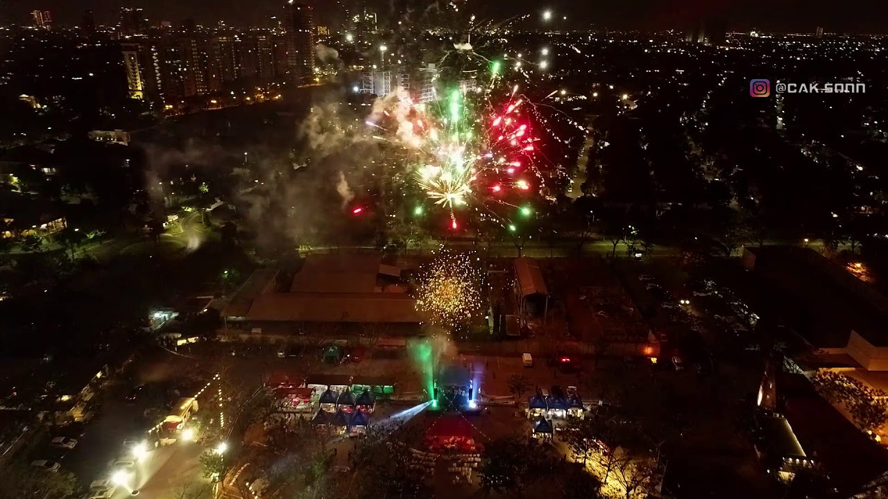 Video Udara Meriahnya Pesta Kembang Api di Surabaya - YouTube
