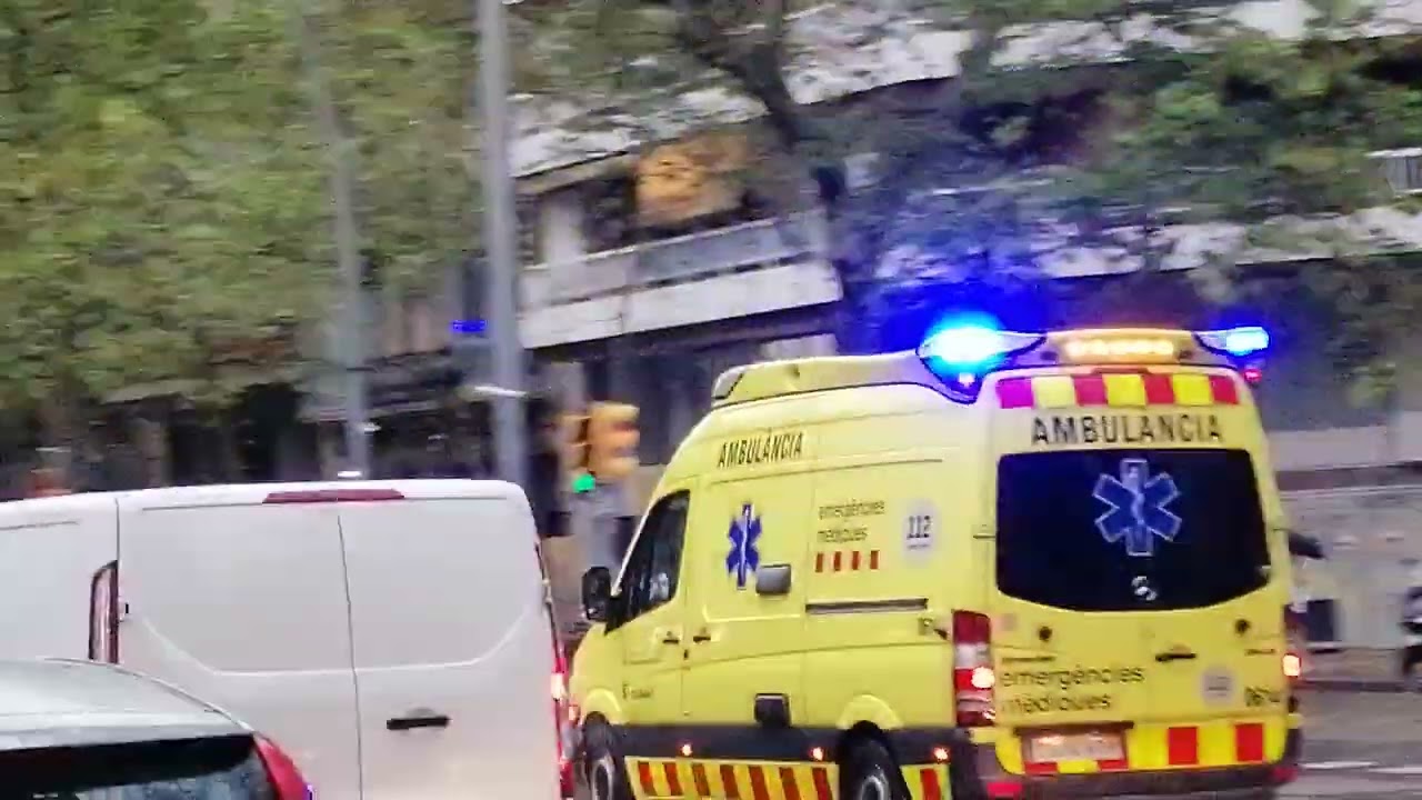 ambulancia 112 acudiendo a un servicio urgente - YouTube