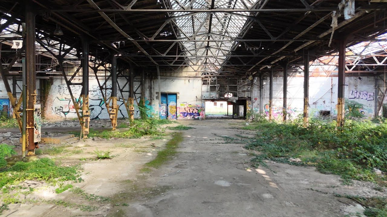 Verlassener Lost Place aus der Luft – Drohnenflug in verbotene Zone ...