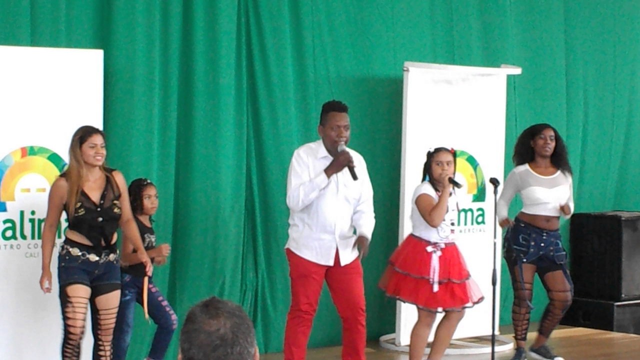 Presentacion en la 14 de calima de Alex Caicedo y su exito musical "A ...