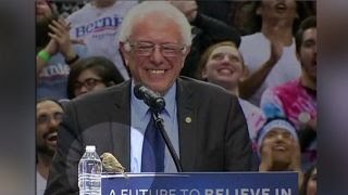 Portland crowd goes wild for bird on Bernie Sanders' podium - YouTube
