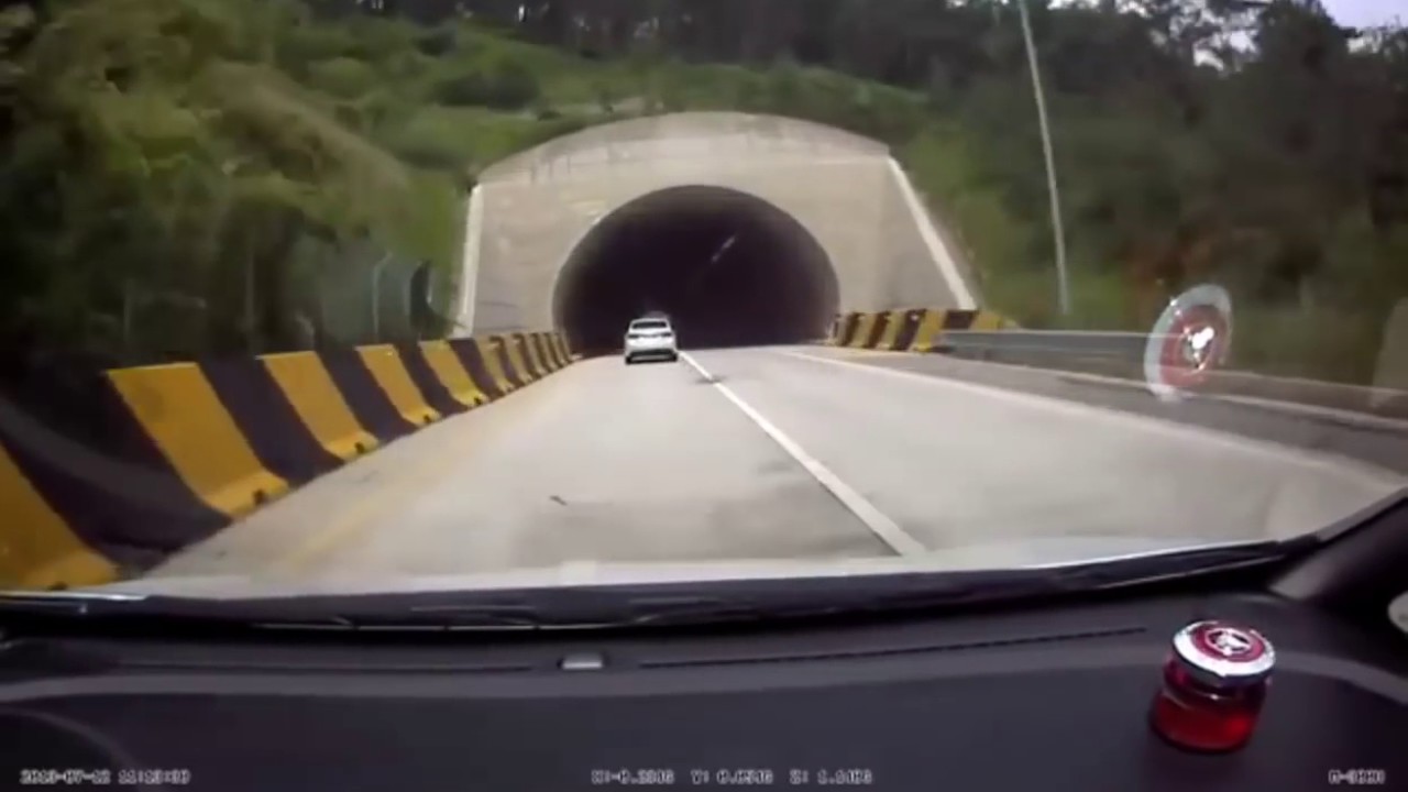 자동차 피쉬테일 현상...(교통사고의 주범) [ Fishtailing ] - YouTube