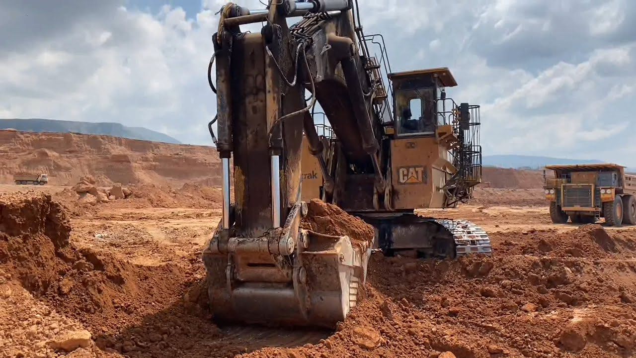 Caterpillar 6040 Excavator Loading Hitachi EH3500 Dumpers - YouTube