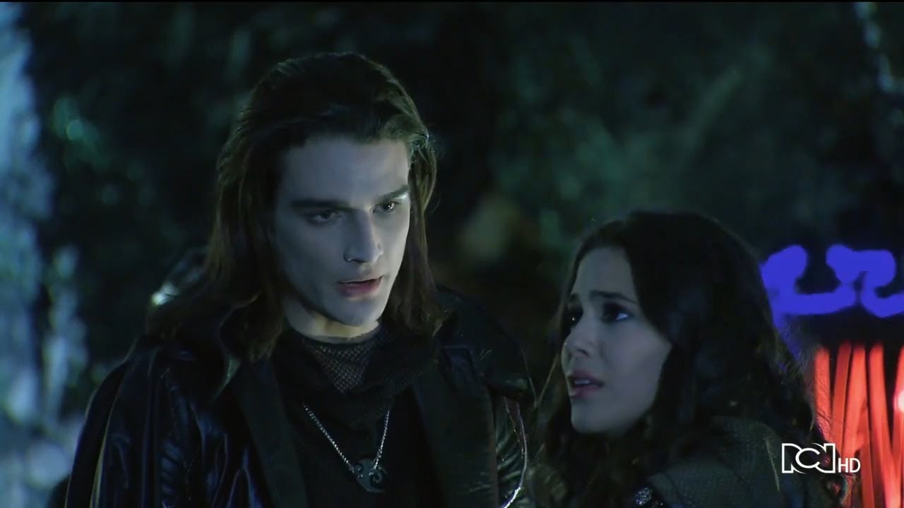 Mirco salva a Daisy del ‘vampilimbo’ | Chica Vampiro - YouTube