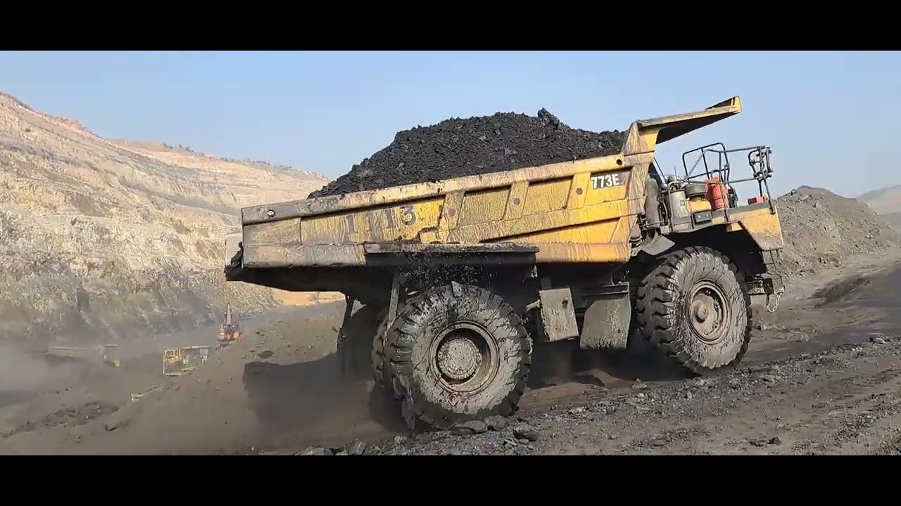 CATERPILLAR 773E Dumper - YouTube