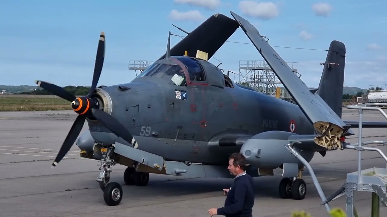 Breguet Br.1050 Alizé arriving in Morlaix airport - Breizh Airshow ...