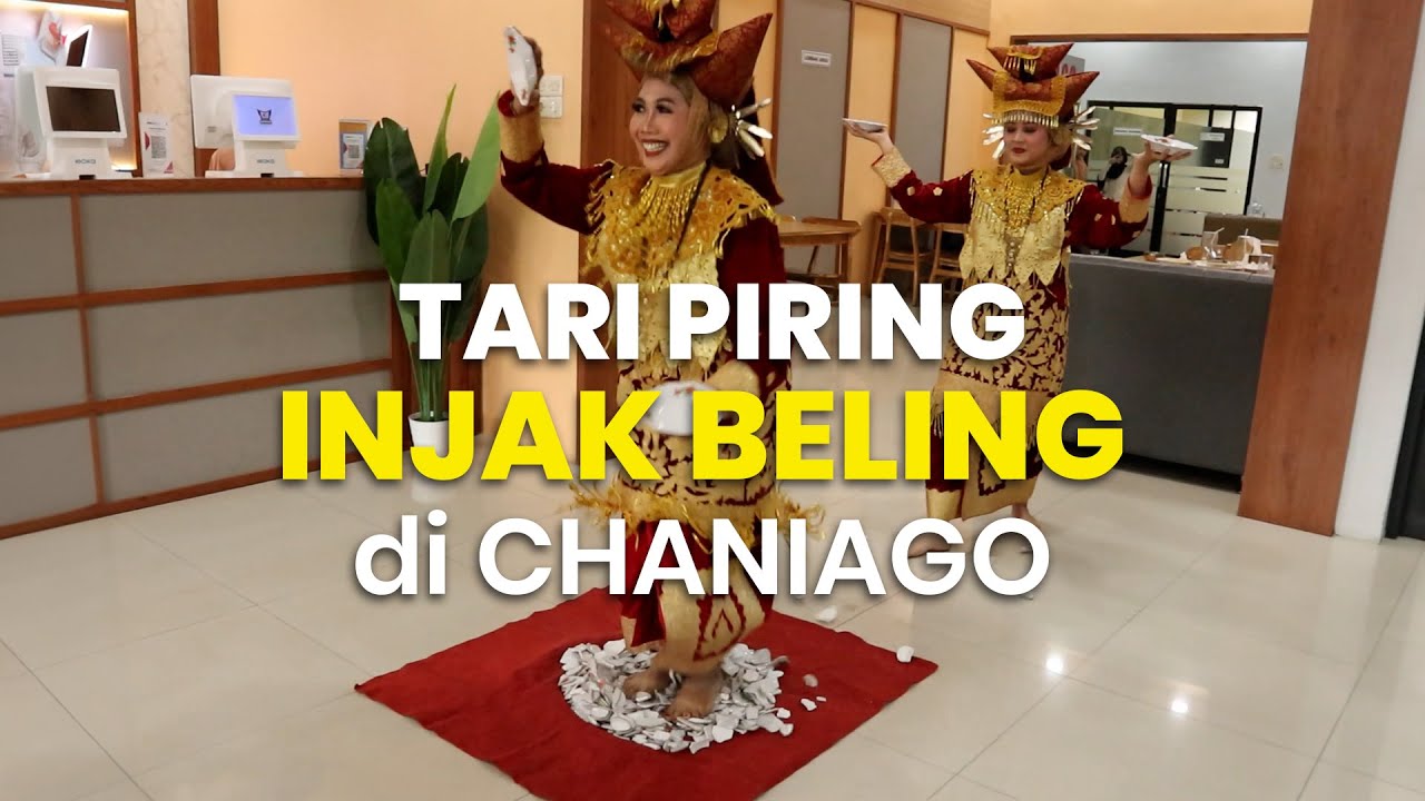 Tari Piring Injak Beling di CHANIAGO Padang Resto - UDA AWAL - YouTube
