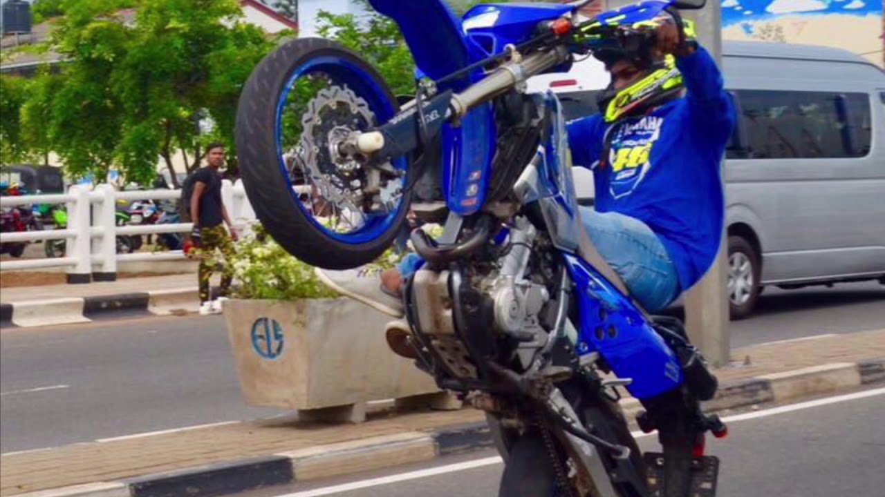 Suzuki Drz 400sm (Anniversary Limited Edition) stunt - YouTube