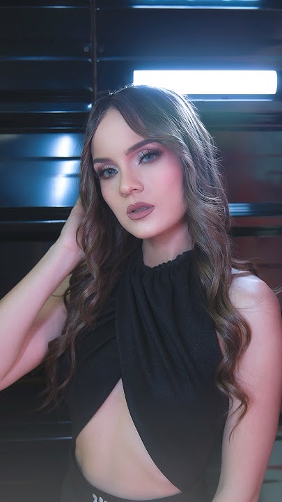 Probando las luces de neón con Carolina feria Expocruz #photo #model #expocruz #santacruz - YouTube