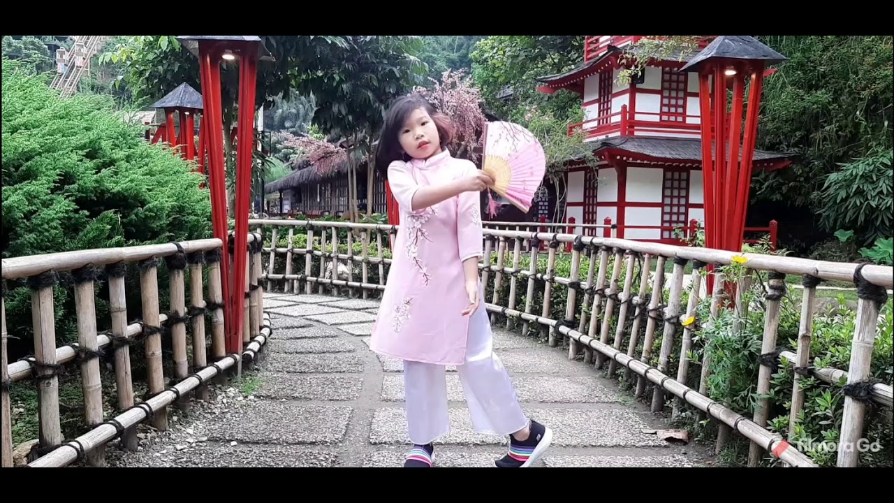 Jillian Traditional Chinese Dance - YouTube