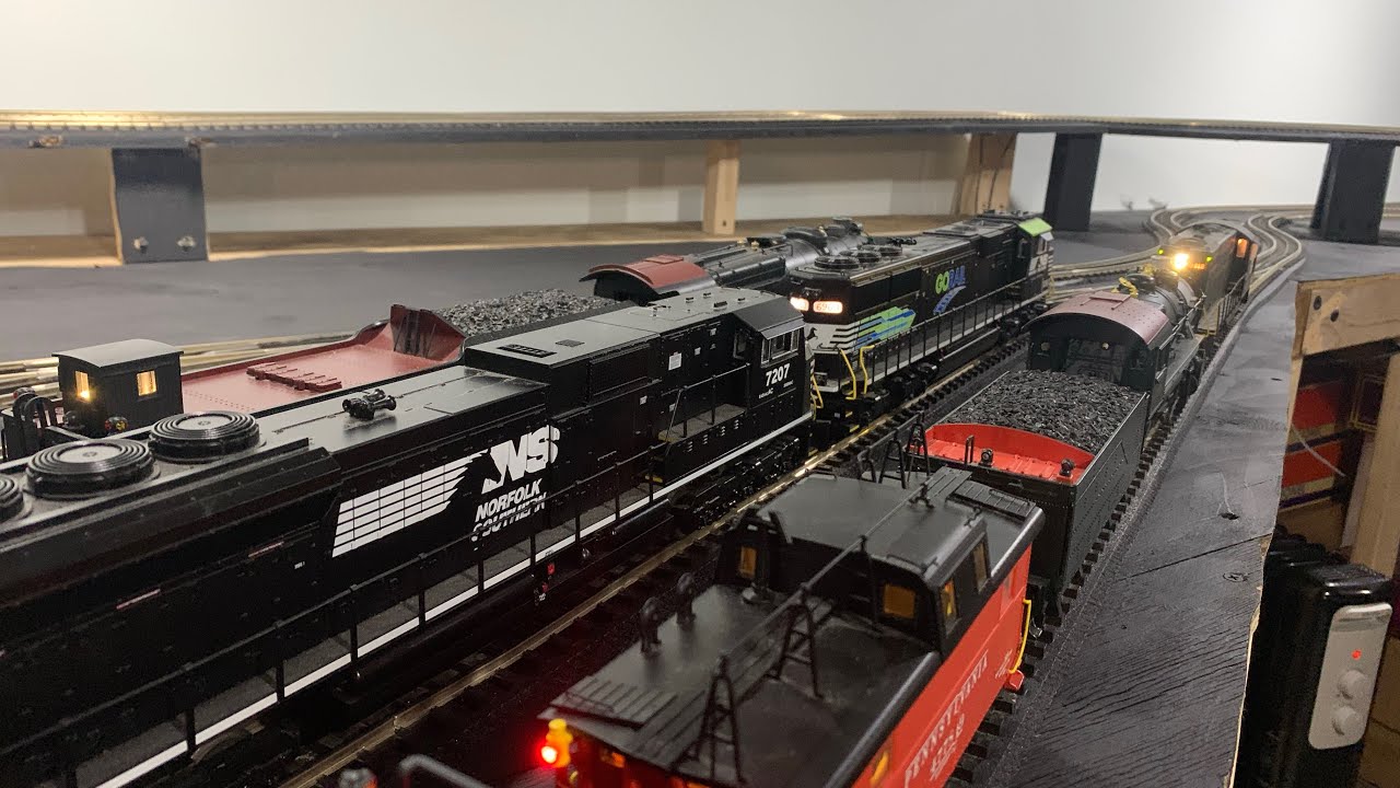 Running my modern model trains #model trains - YouTube