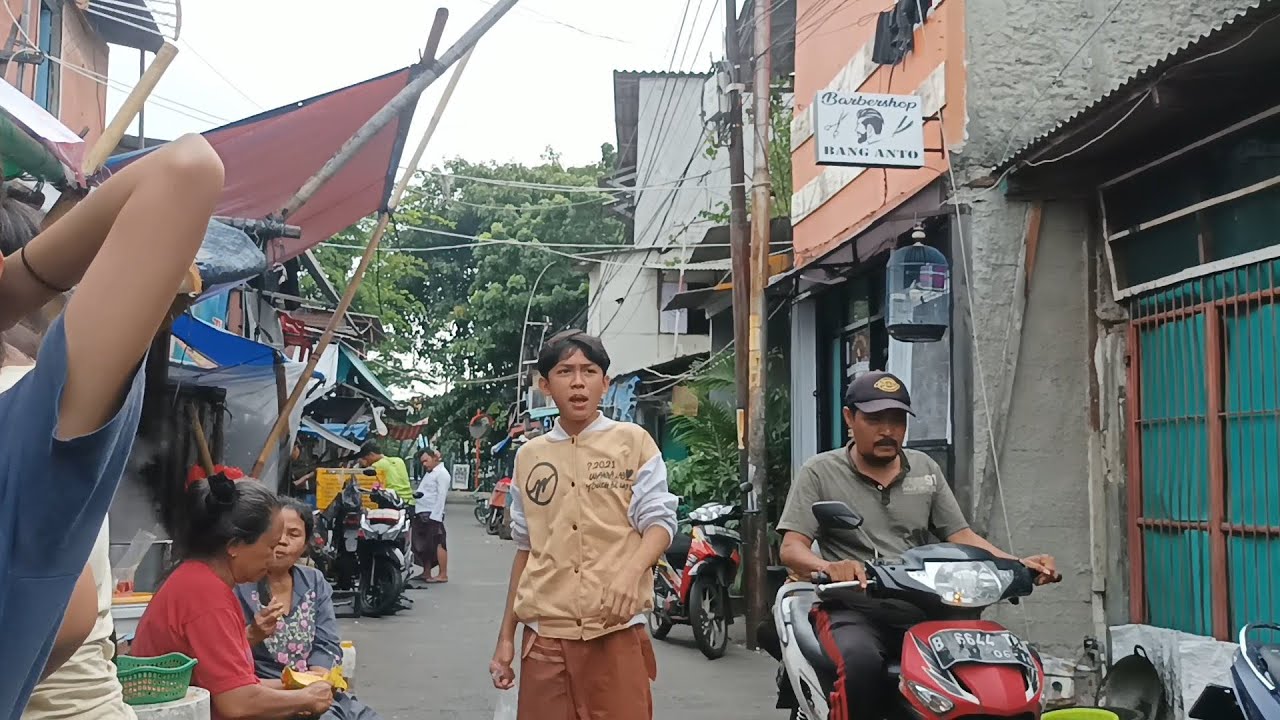 Gang / Jalan Hidup Baru Pinggiran Rel Kereta Api Pademangan Jakarta ...