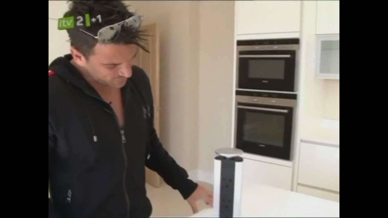 Alan Partridge and Peter Andre Buy a House - YouTube