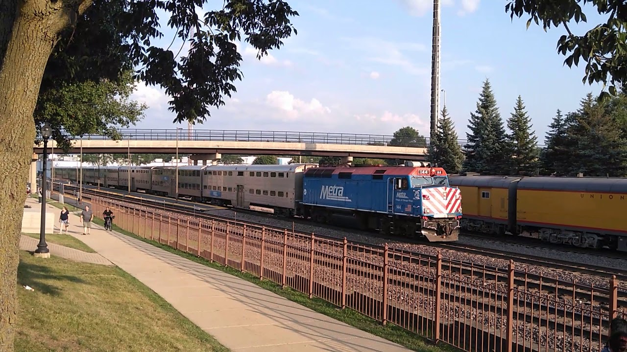 UP 4014 Consist and Metra 144 - Eastbound Commuter - West Chicago ...