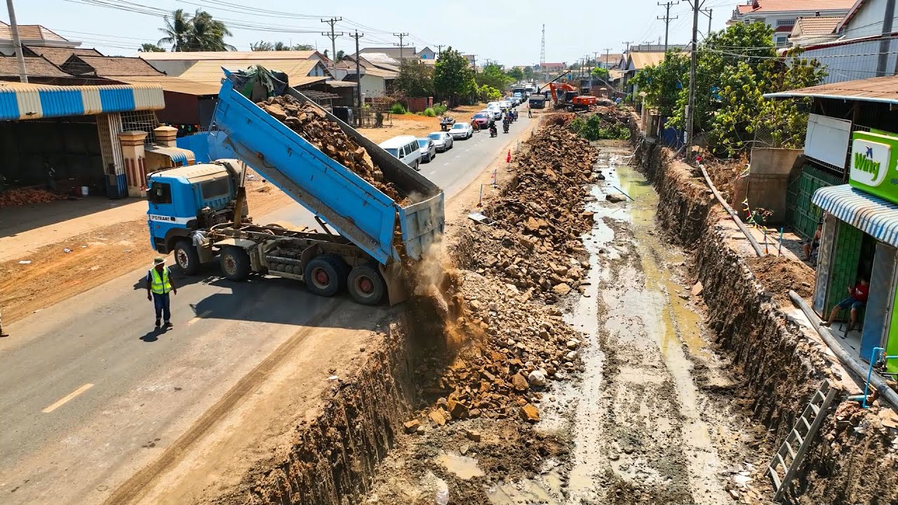 Opening Skill Dozer Komatsu D60 Cutting Soil into Water By 25Ton Dump ...
